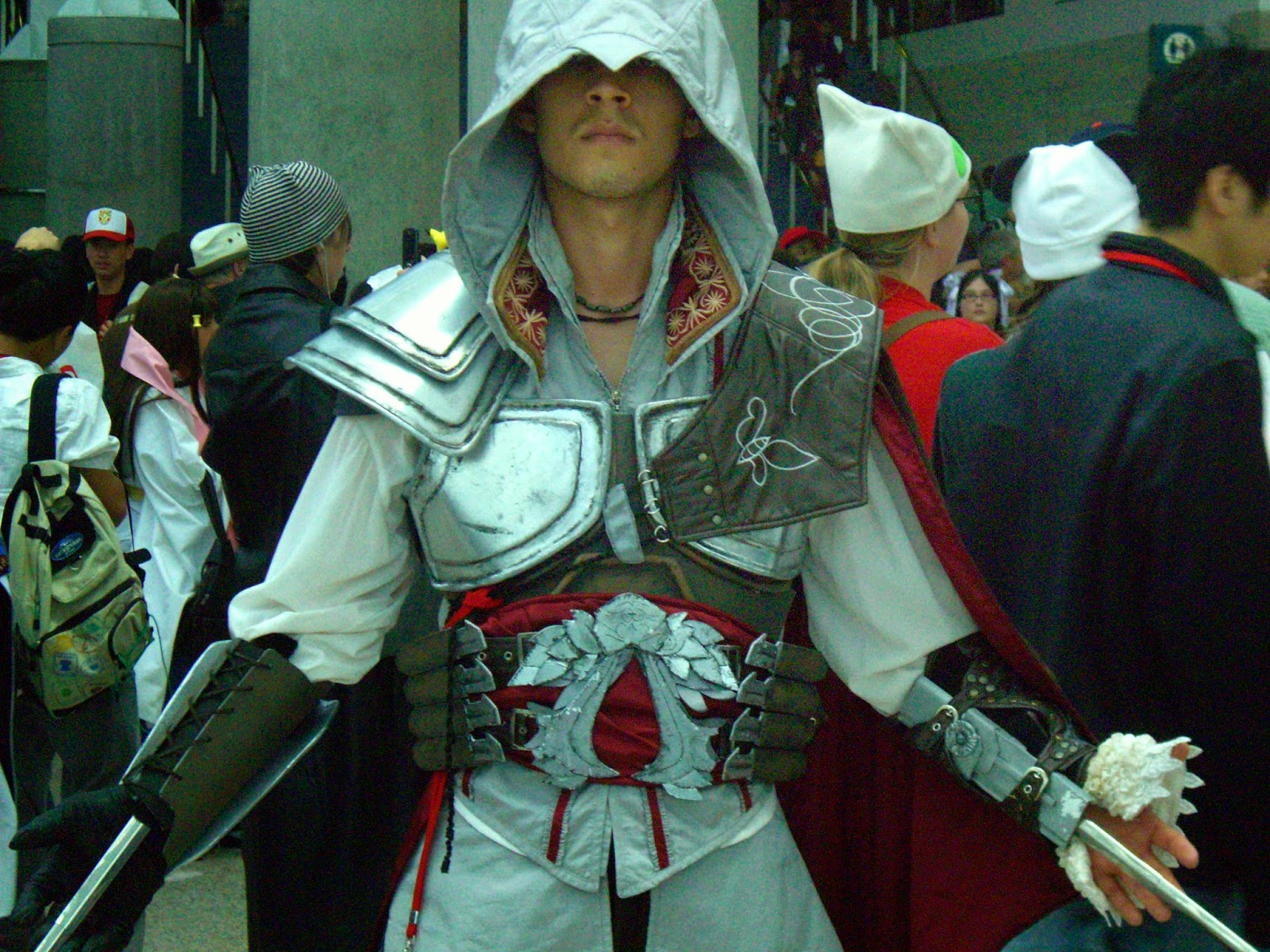15 White Assassin Outfit Cosplay Design Photos - Creative Cosplay Designs