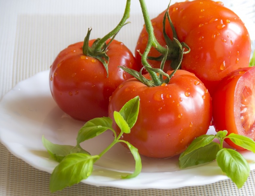 Tomates rellenos con camarones y menta - Recetas de postres y de sal