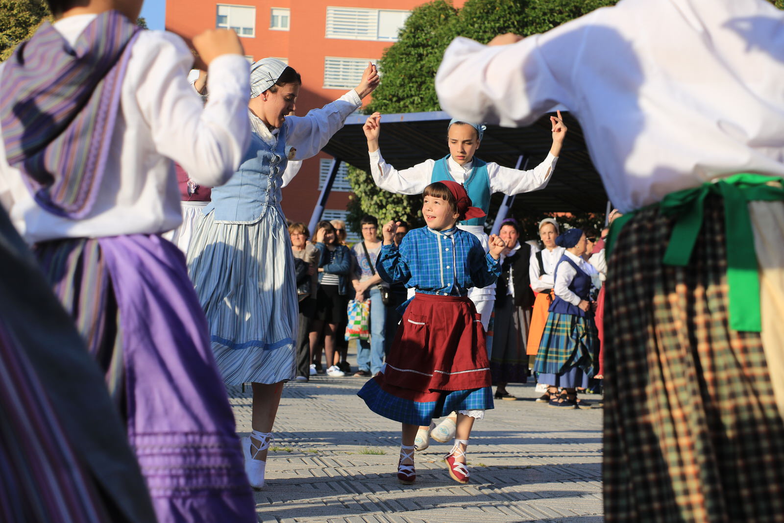 Las fiestas de Cruces viven su jornada central con deporte y danzas