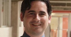 Obtiene su doctorado