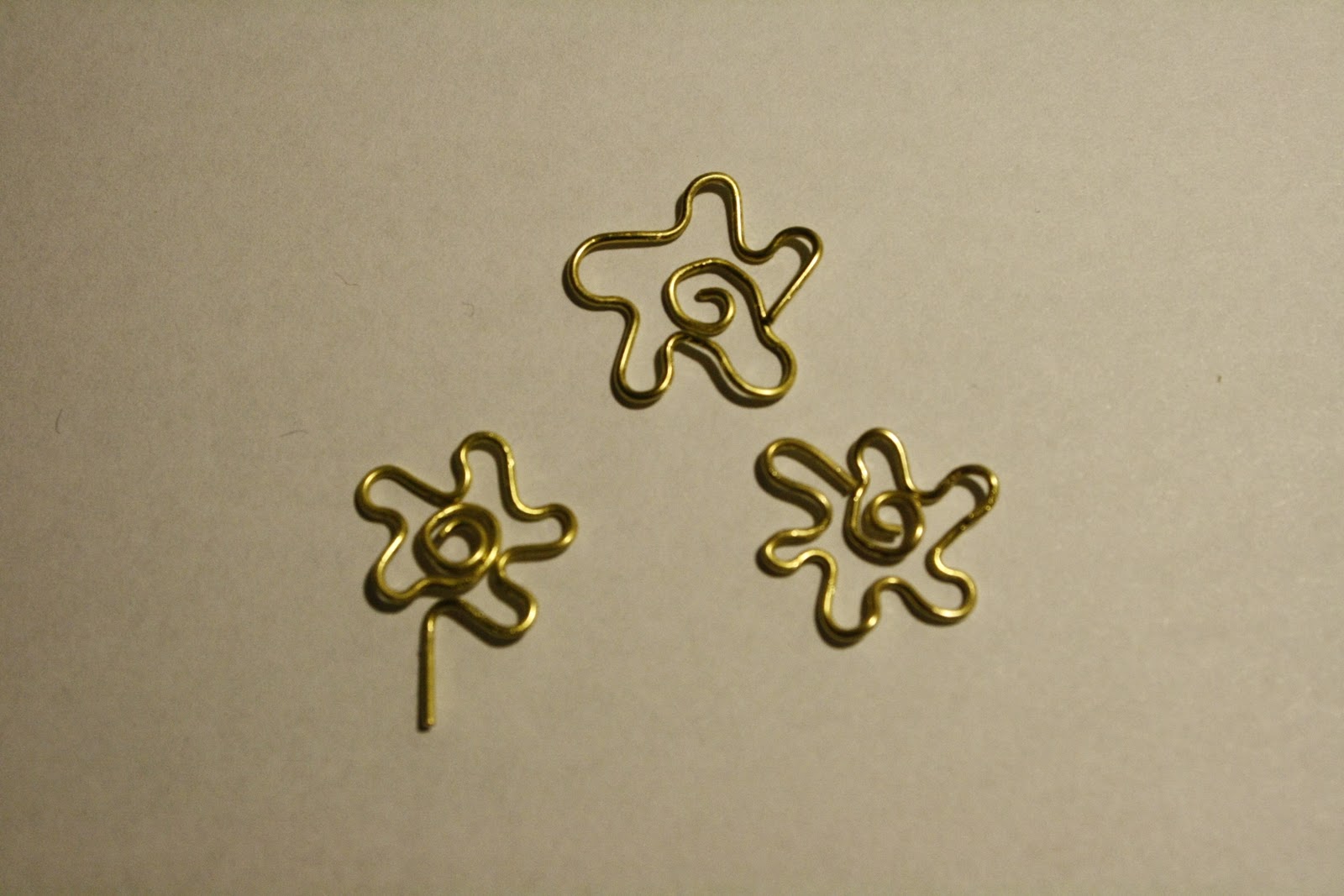 A flower a day...: 50. How to make unique paper clips