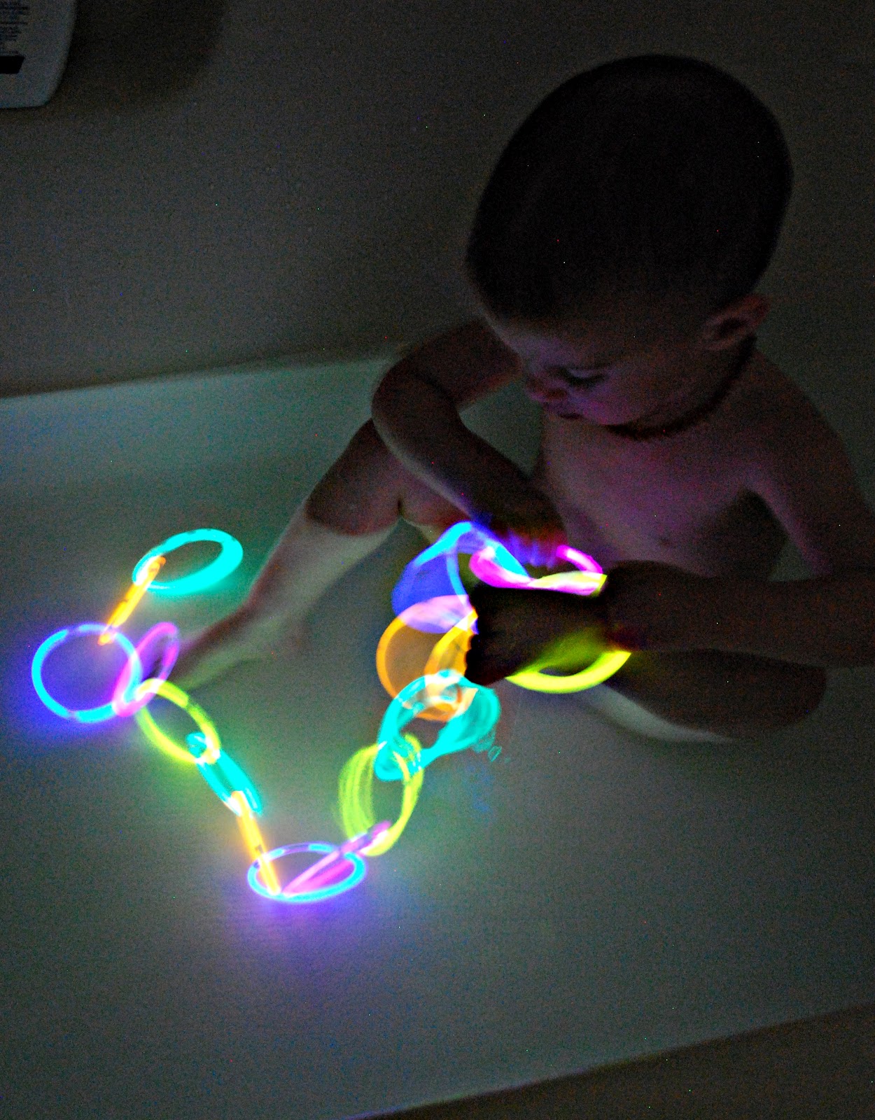 Bean and Bug: Glow Stick Rave!!! ....er, I mean Bathtime