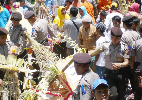 Tradisi Syawalan Rawa Jombor, Warga Berebut Gunungan Ketupat ~ TRADISIONAL