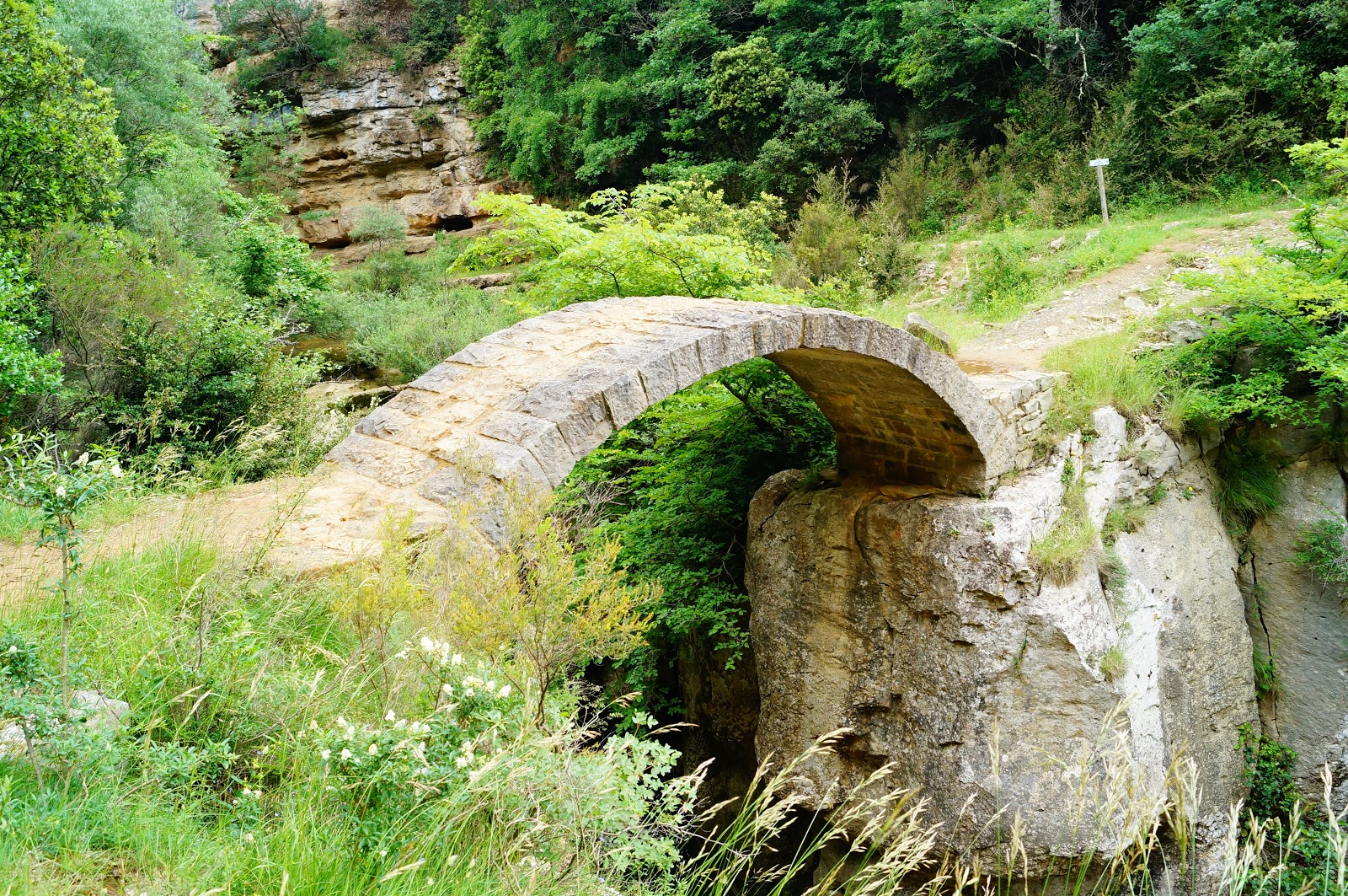 balades en Occitanie et Pays Catalan: Pont Romain - Bugarach