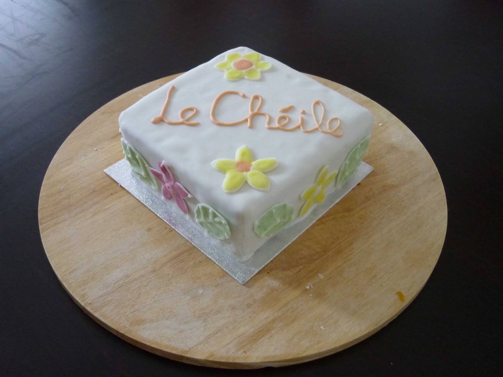 Marzipan's Cakes: Floodwork flower cake - 14/5/11