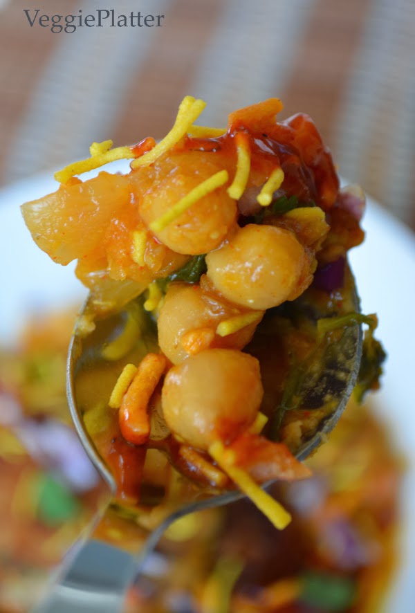 Veggie Platter: Aloo Tikki Chole Chaat