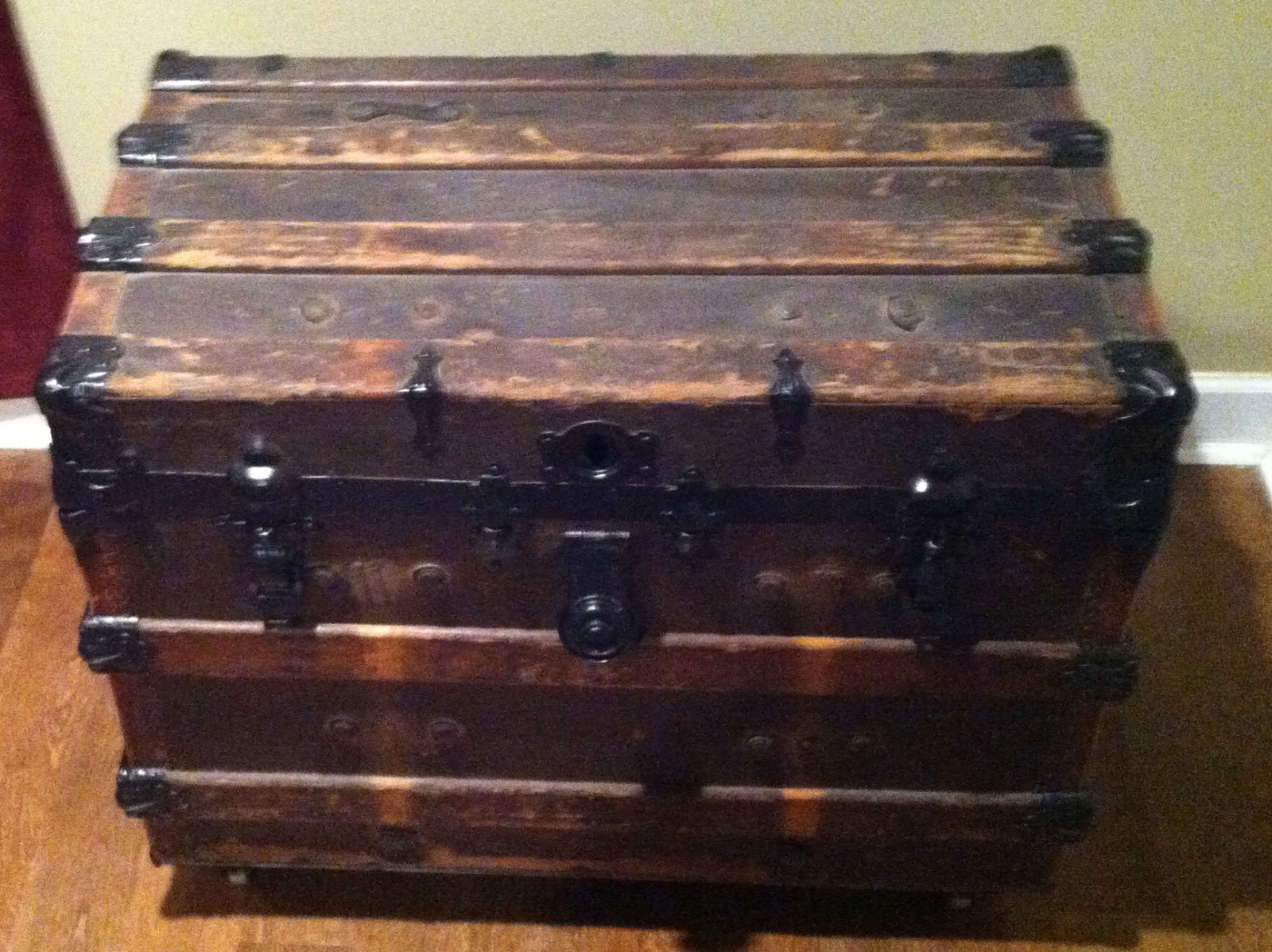 Uva Uvam Vivendo Varia Fit: repurposed steamer trunk