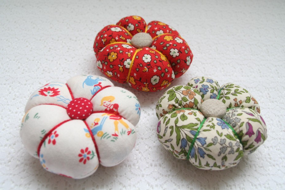 chick chick sewing: Flower shaped pincushions