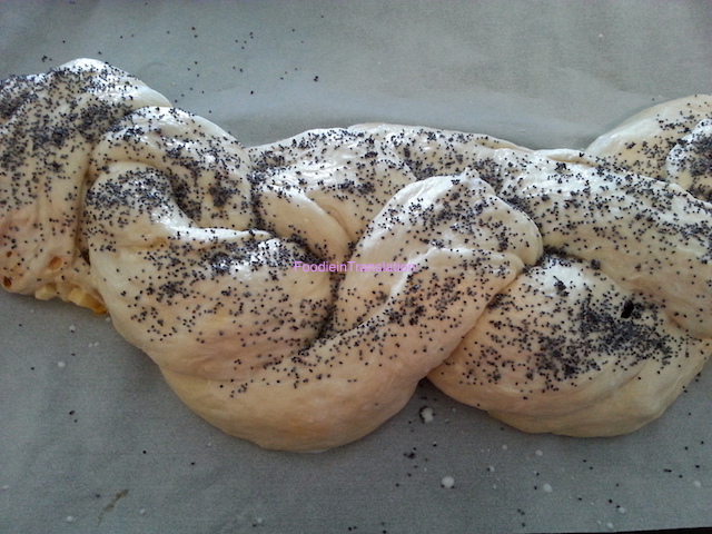 Treccia sbilenca ripiena - Wonky braided bread ~ Foodie in Translation