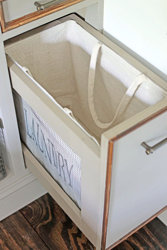 Hidden Laundry Hamper - Remodelando la Casa