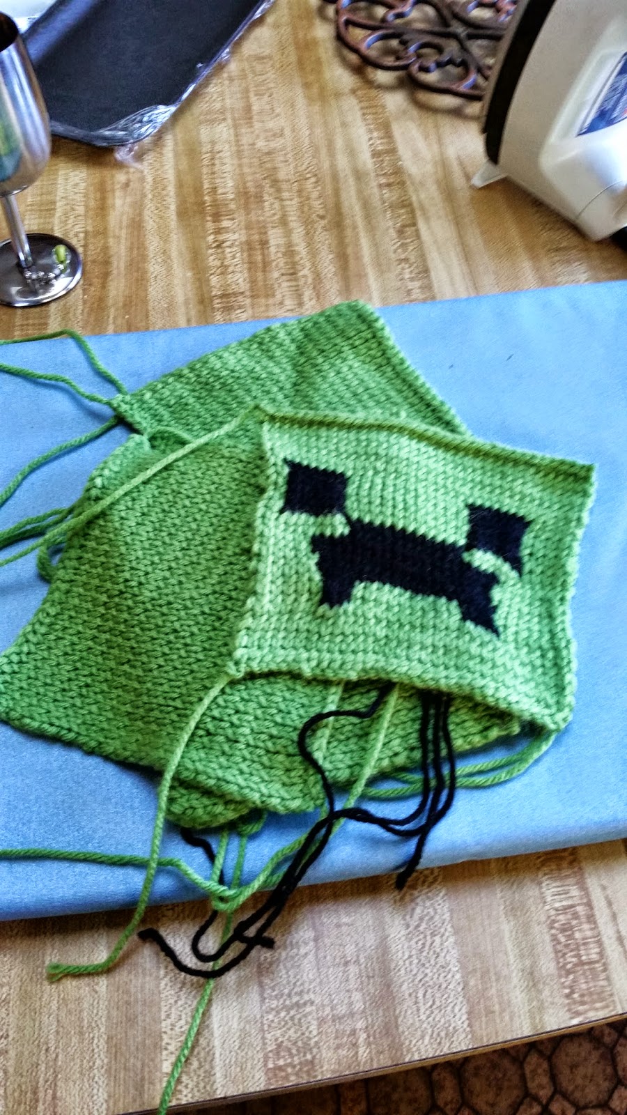Tangled Yarns: knitting up some tall tales: Knitted Minecraft Creeper