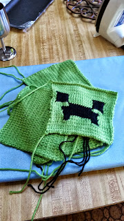 Tangled Yarns: knitting up some tall tales: Knitted Minecraft Creeper