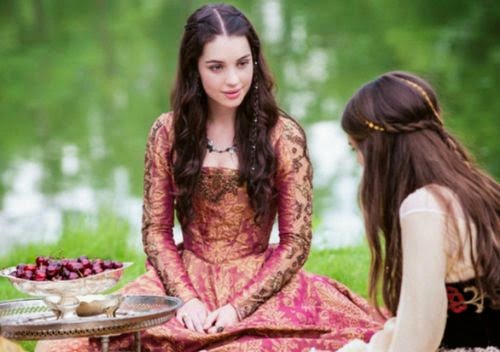 Double on Fashion: Figurino da série Reign