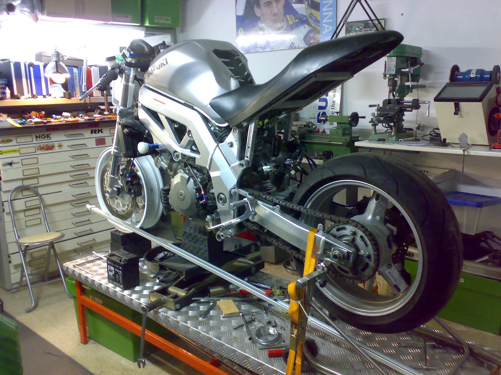 Racing Cafè: Suzuki "SV 1000 R" by MacGyver - Step 1