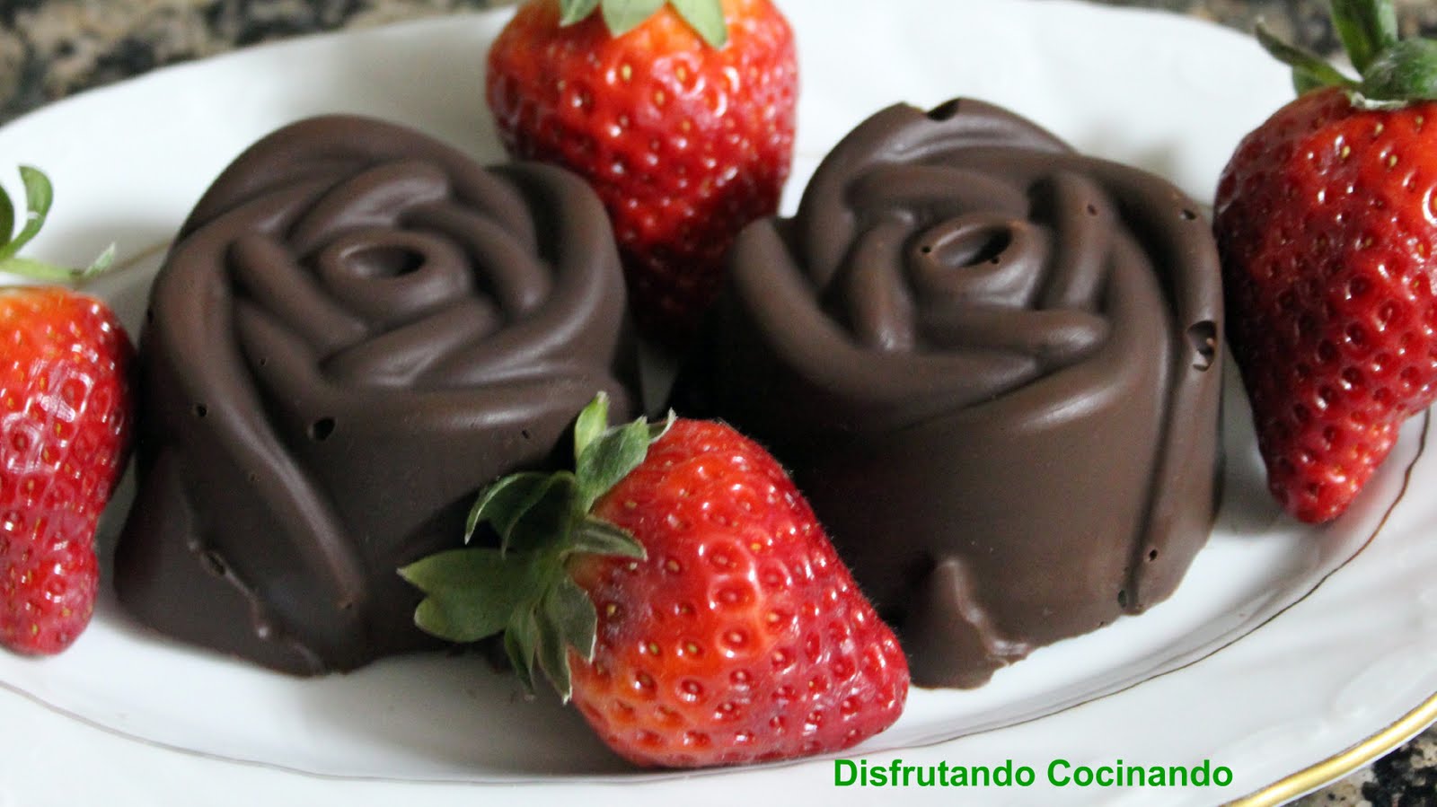 Rosas de chocolate rellenas de fresas