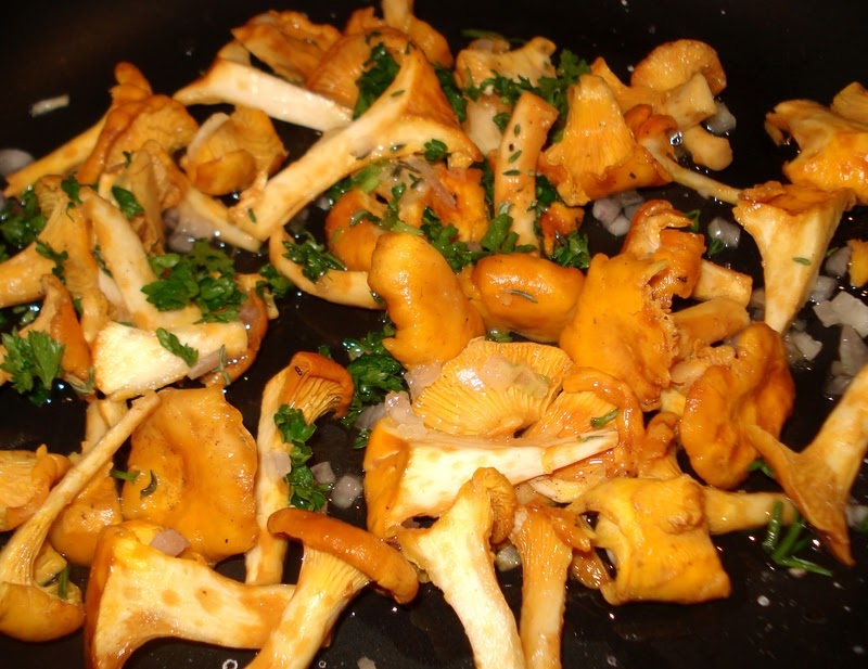 Poêlée de girolles au persil | les pieds sous la table
