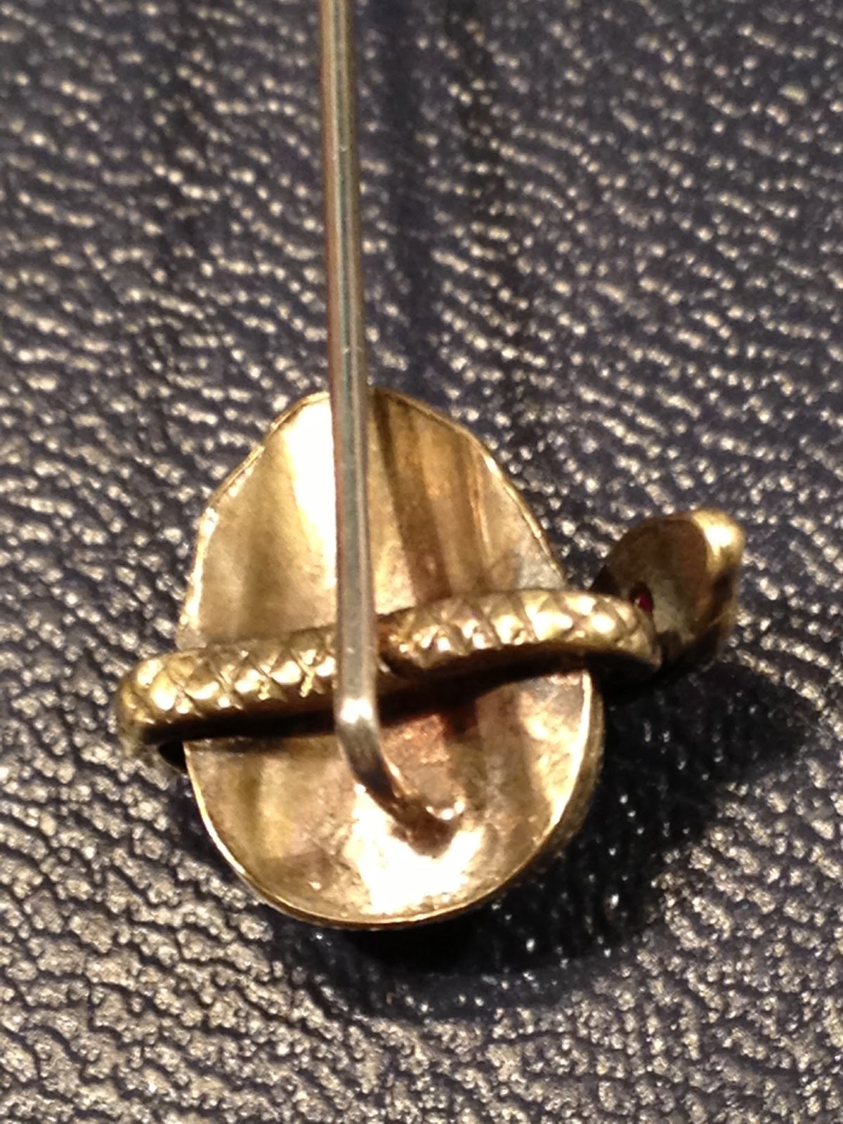 WARP AND WOOF: Snake in Skull Hat Pin の完成です！