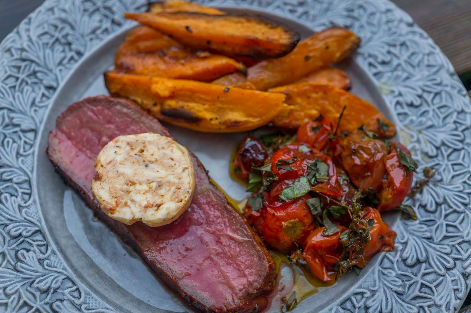 Helgrillad ryggbiff med ugnsbakade tomater