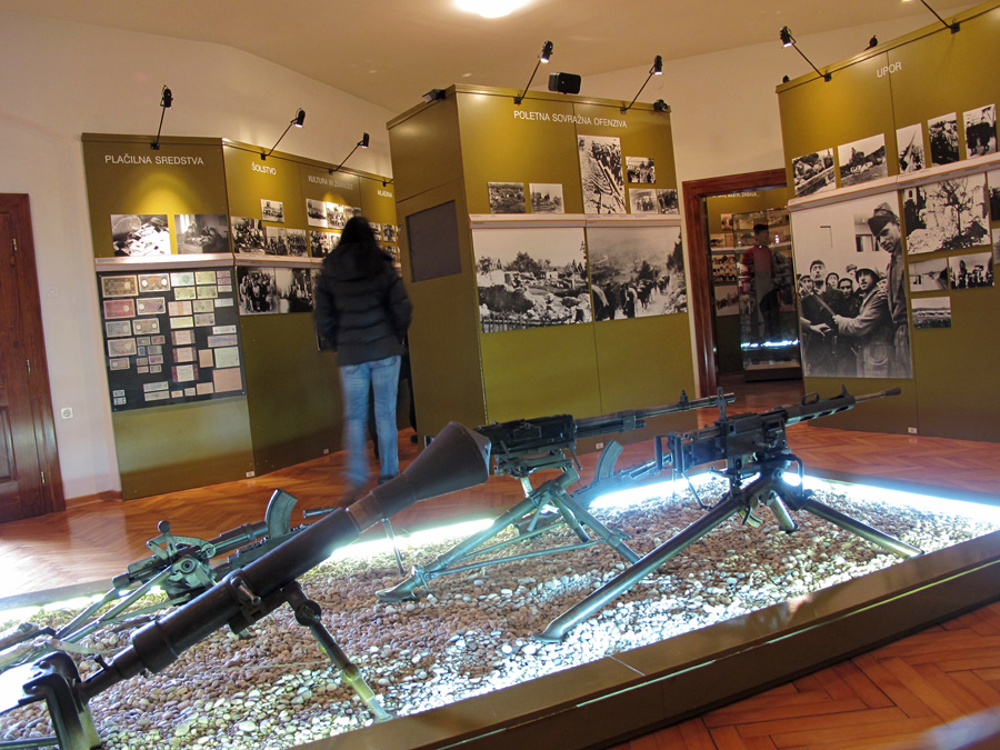 Simboli polpretekle zgodovine: METLIKA – Grad – belokranjski muzej