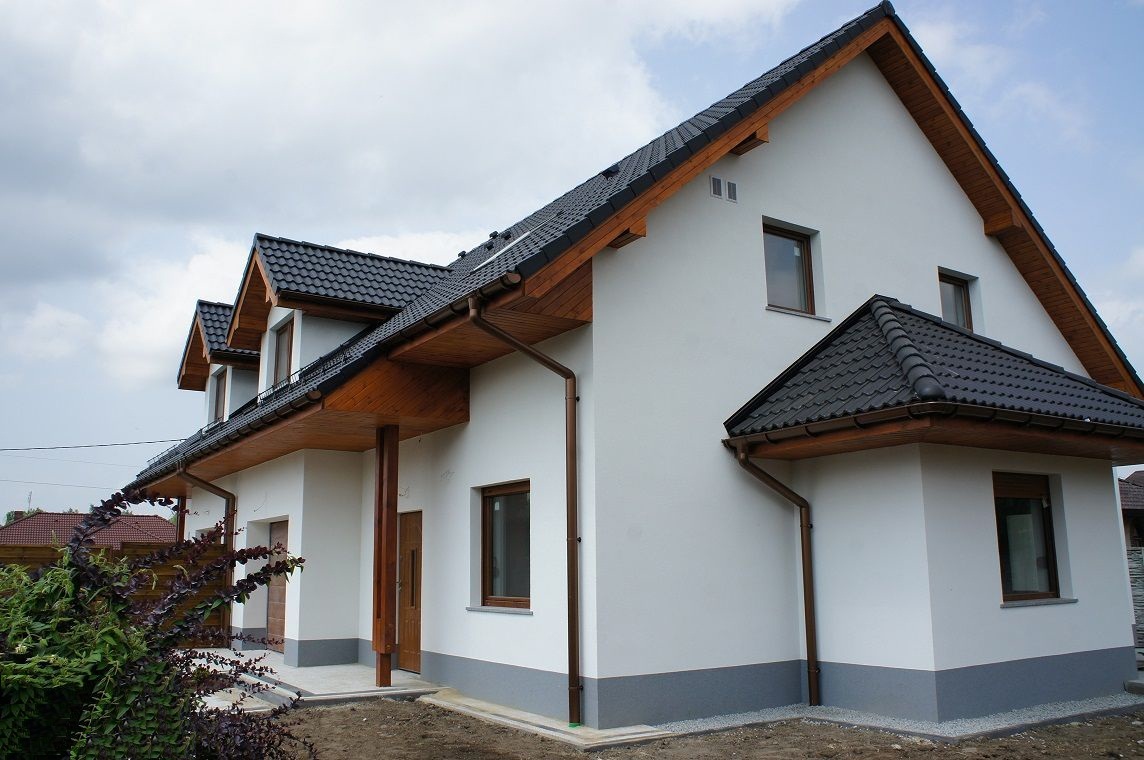 Elewacje Zuzzy: Grafitowe i antracytowe dachy, okna złoty dąb