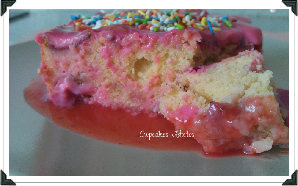 Cupcakes Adictos: Tarta de fresas con ganache rosa