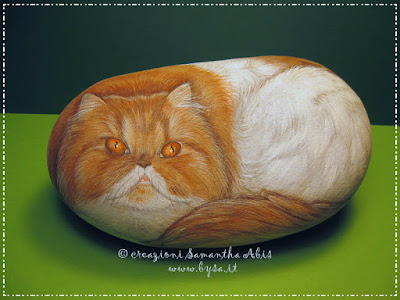 Ritratto di gatto su sasso intero, Susy | Ritratti di animali bysa