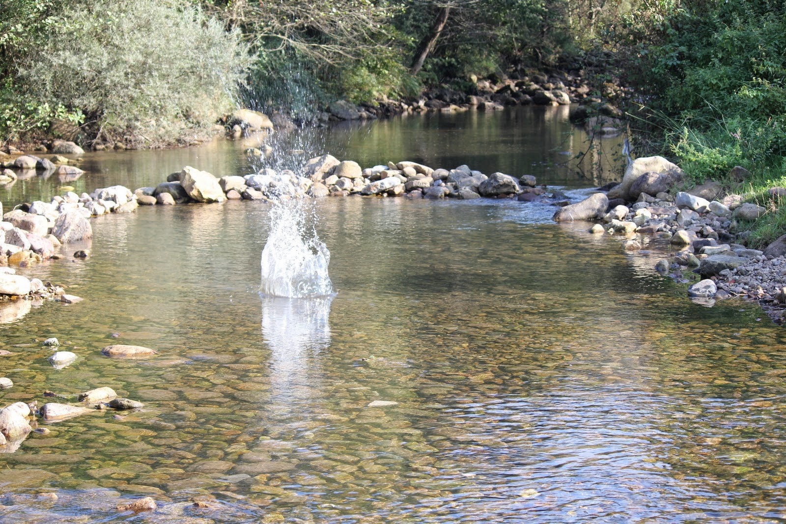 JUGUETES PARA TODOS: A LOS NIÑOS LES GUSTA TIRAR PIEDRAS AL RÍO ...