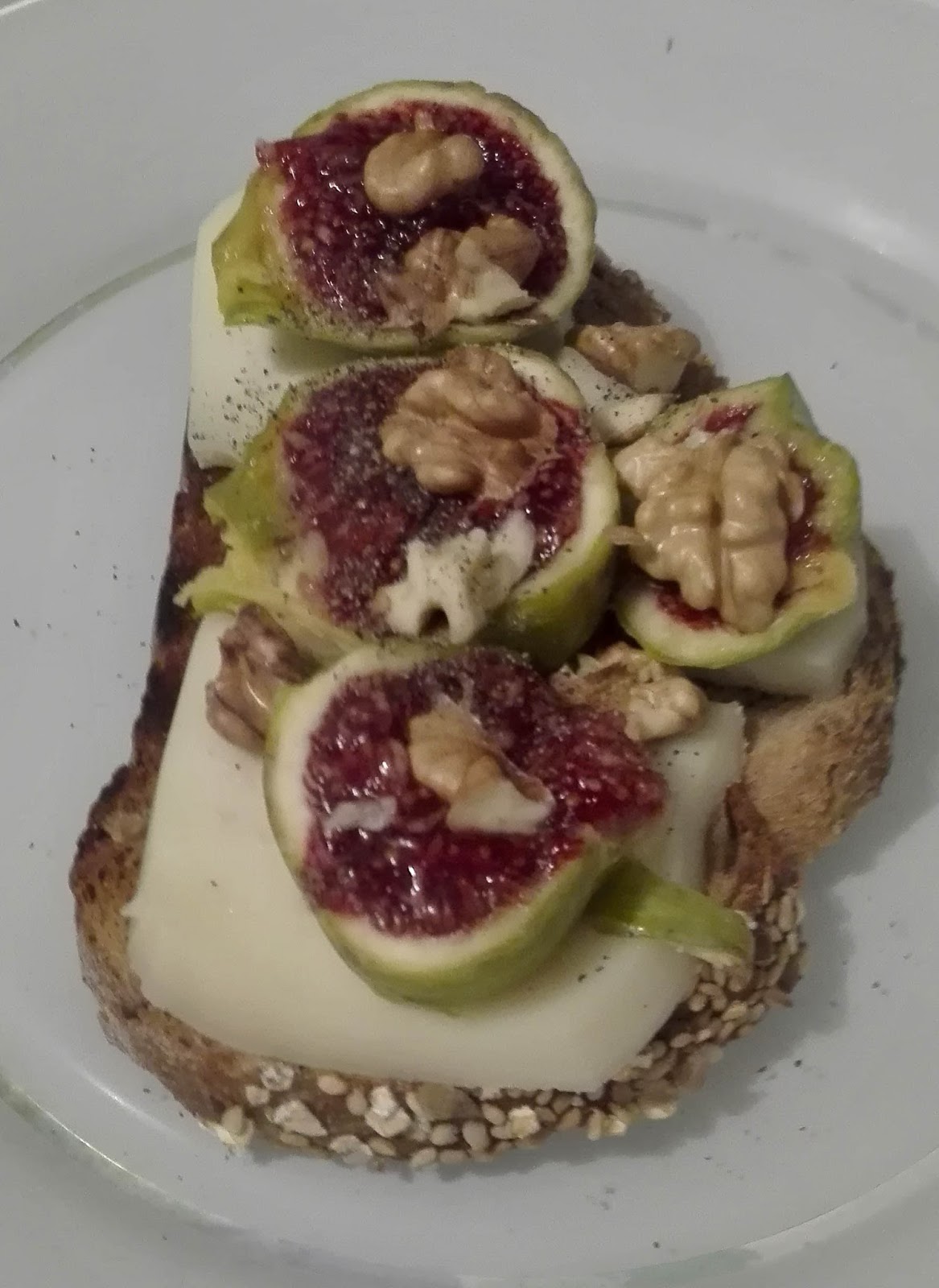 Pa amb oli i sucre: Llesca de formatge amb figues i anous