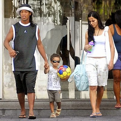 Football News: PHOTOS: Meet Barca legend Ronaldinho's dancer baby mama ...