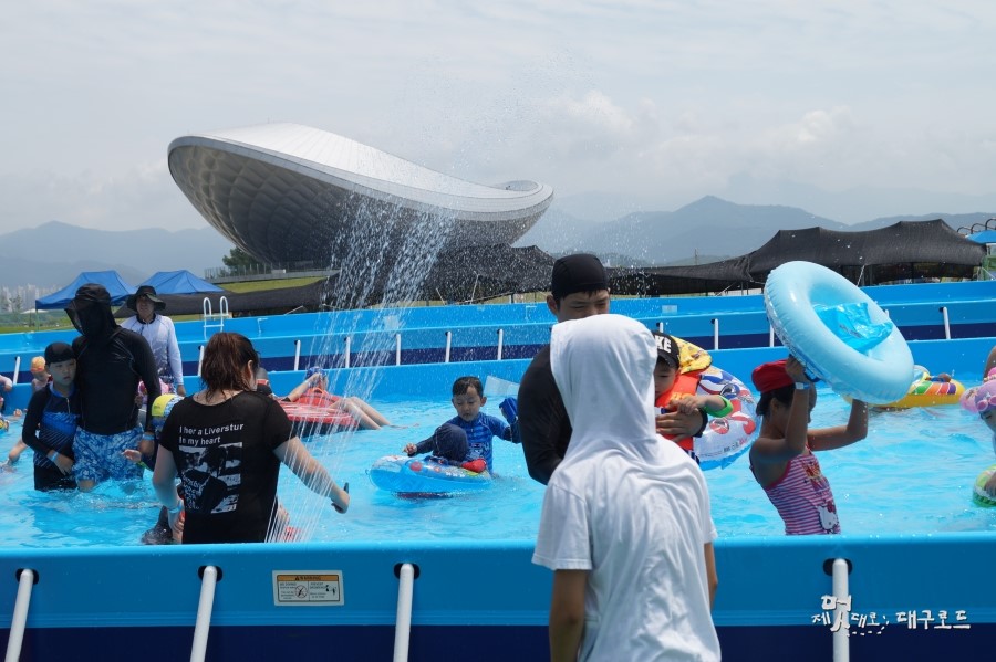 Outdoor Swimming Pools in Korea - Summer Pool Party at Hotel Inter ...