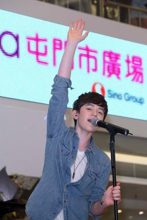 Greyson Chance Universe: PHOTO: Did Greyson Chance Just Get a Tattoo on ...