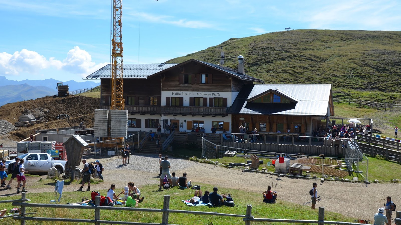 Rifugio Pertini e Sasso Piatto: facile escursione dal Col Rodella