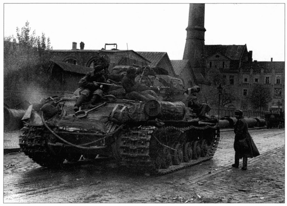 Barbarossa to Berlog: IS-2 IN ACTION