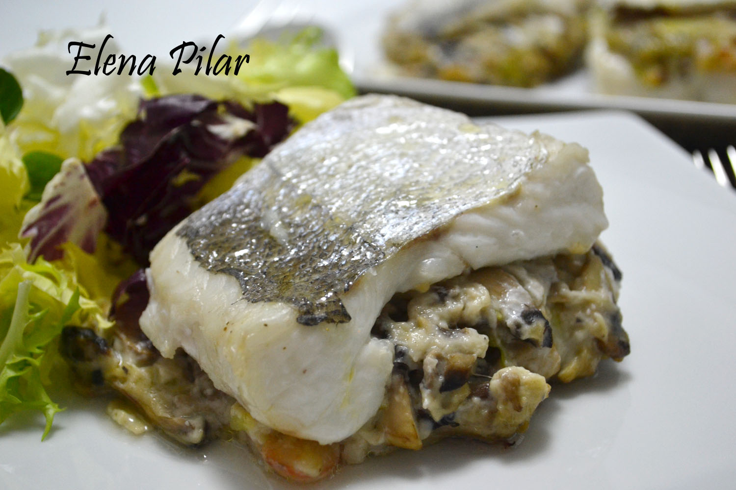 Merluza rellena de gambas, champiñones y ajos tiernos