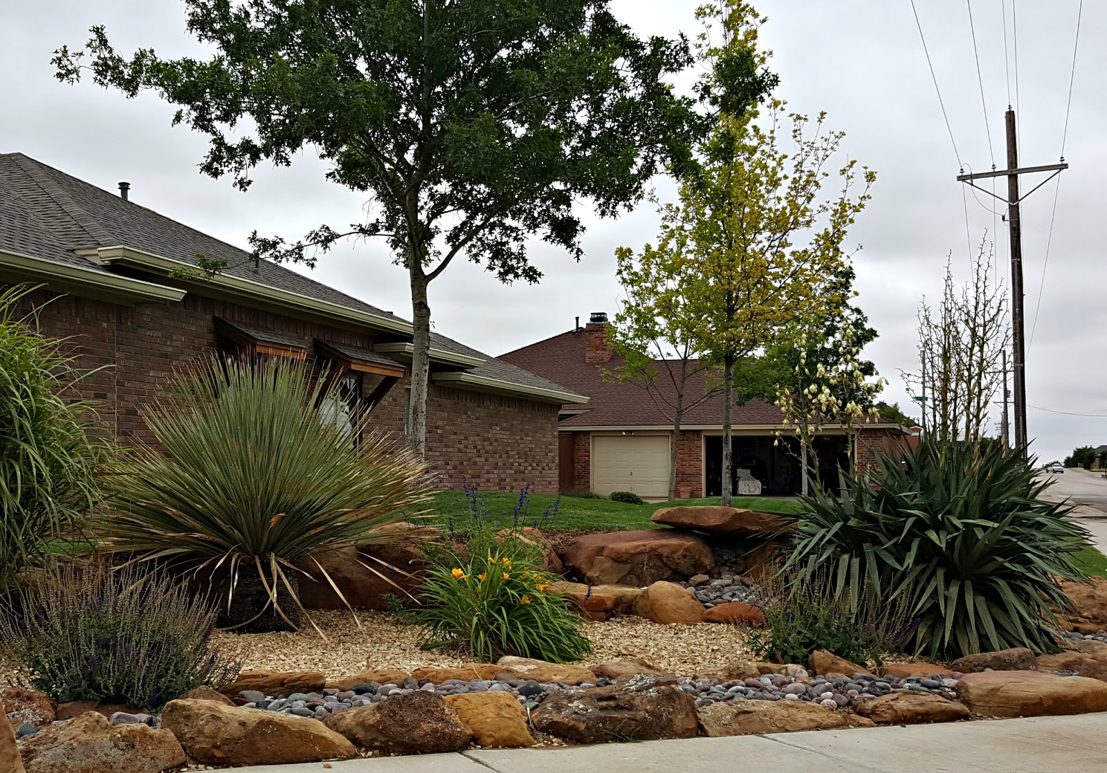 Penny's Vintage Home: Adding Curb Appeal with Rock....Rockin' front yards