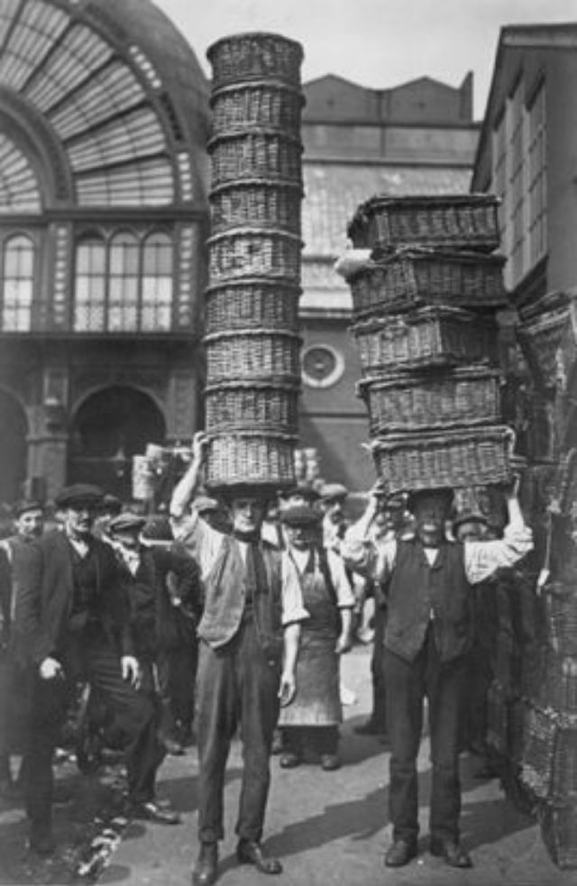 Vintage Photos of Porters Carrying Their Goods in Covent Garden, London ...