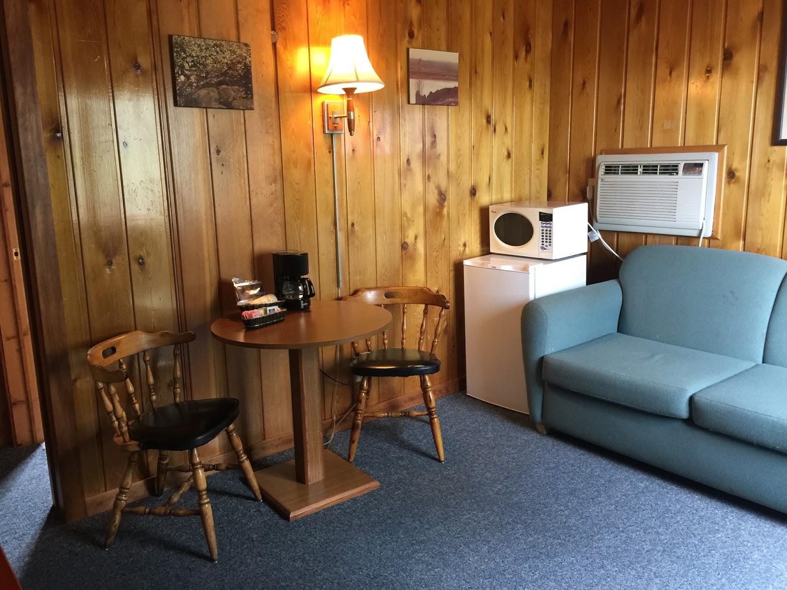 California Pines Lodge: Room Rates and Amenities