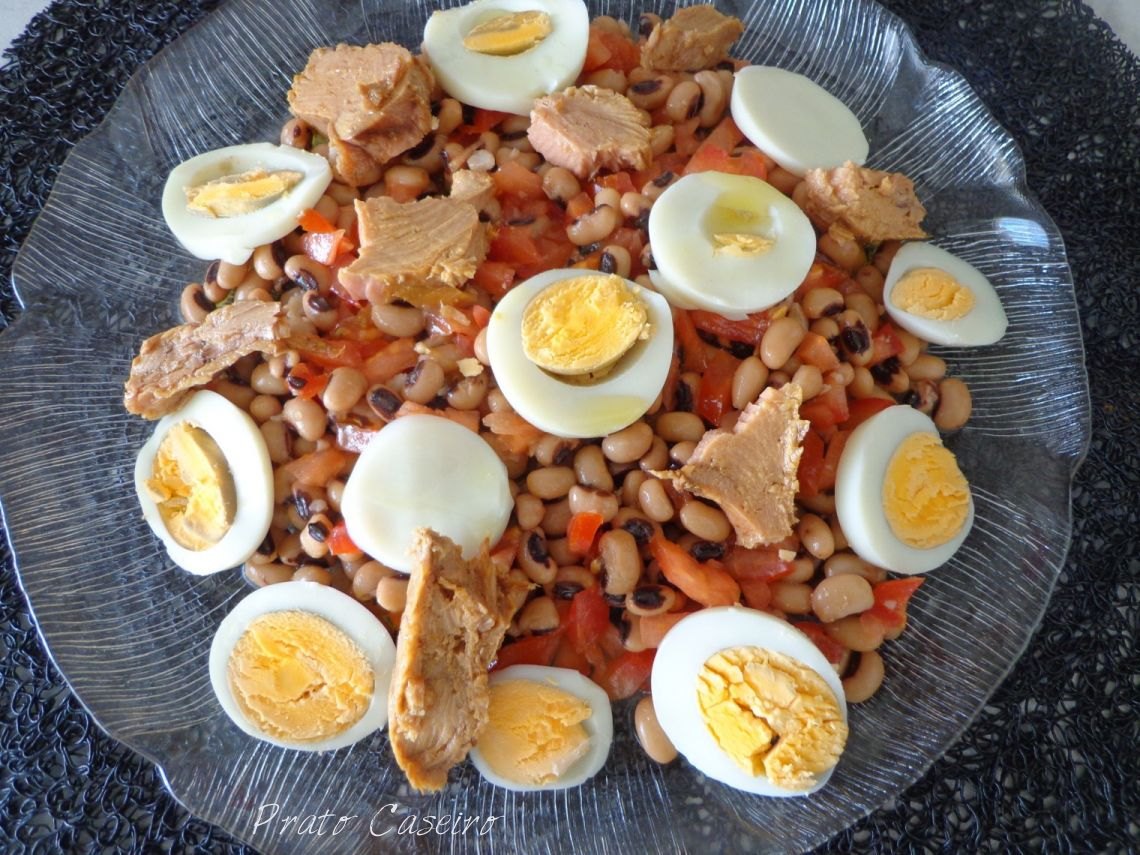 Prato Caseiro: Salada de atum com feijão frade, com ovo e tomate