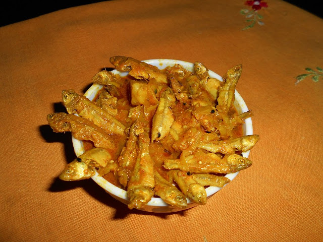 Paramita's Kitchen: Mourola Macher Chorchori / Spicy Small Fish Curry