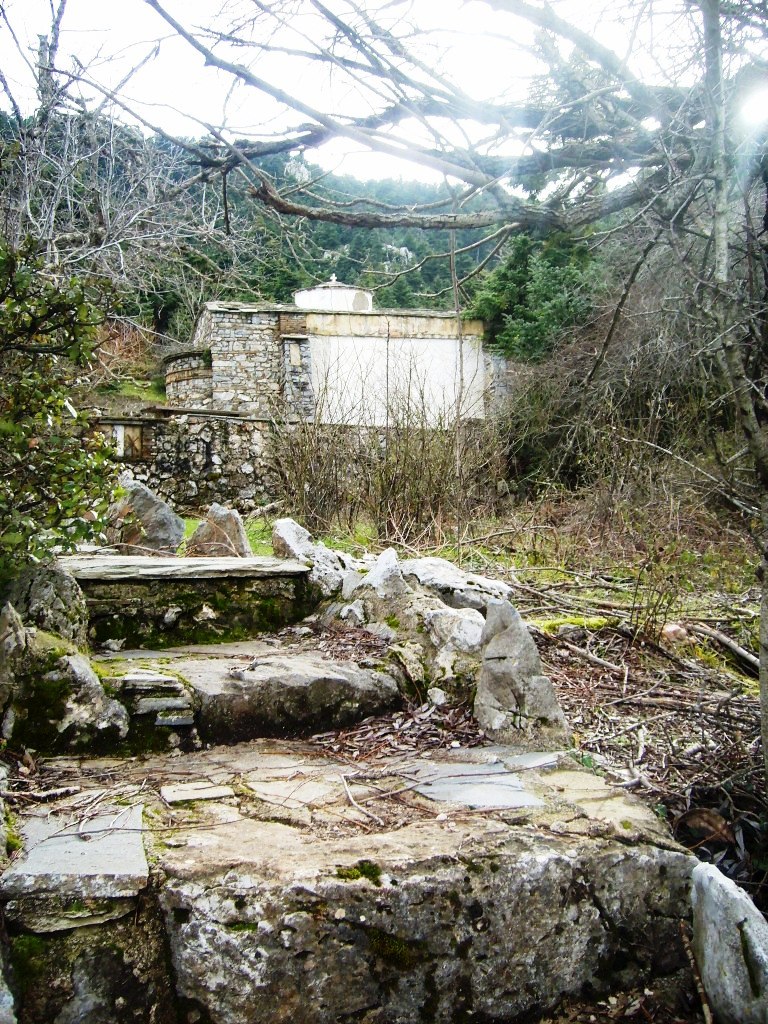 ΜΕΛΕΤΩ: ΠΑΡΝΗΘΑ. Η ΜΟΛΑ (το εκκλησάκι του Αγ. Πέτρου )