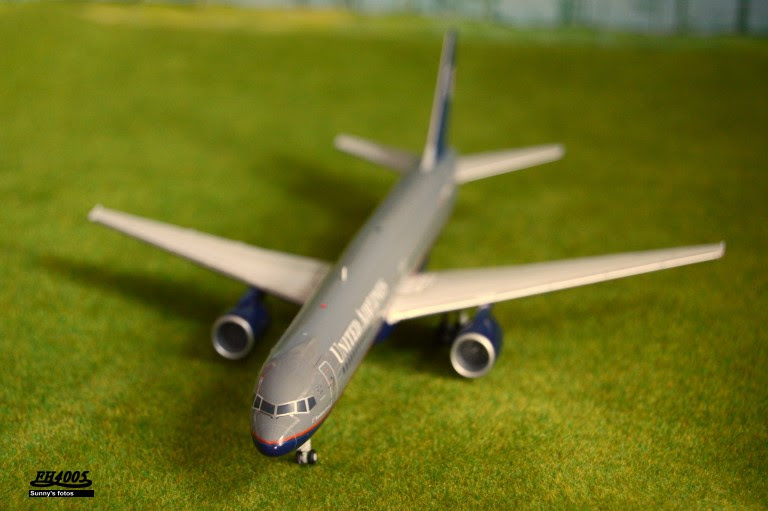 BHTXWmb: 模型分享 1:200 Boeing757-200 N592UA(Battleship Grey)火箭客機