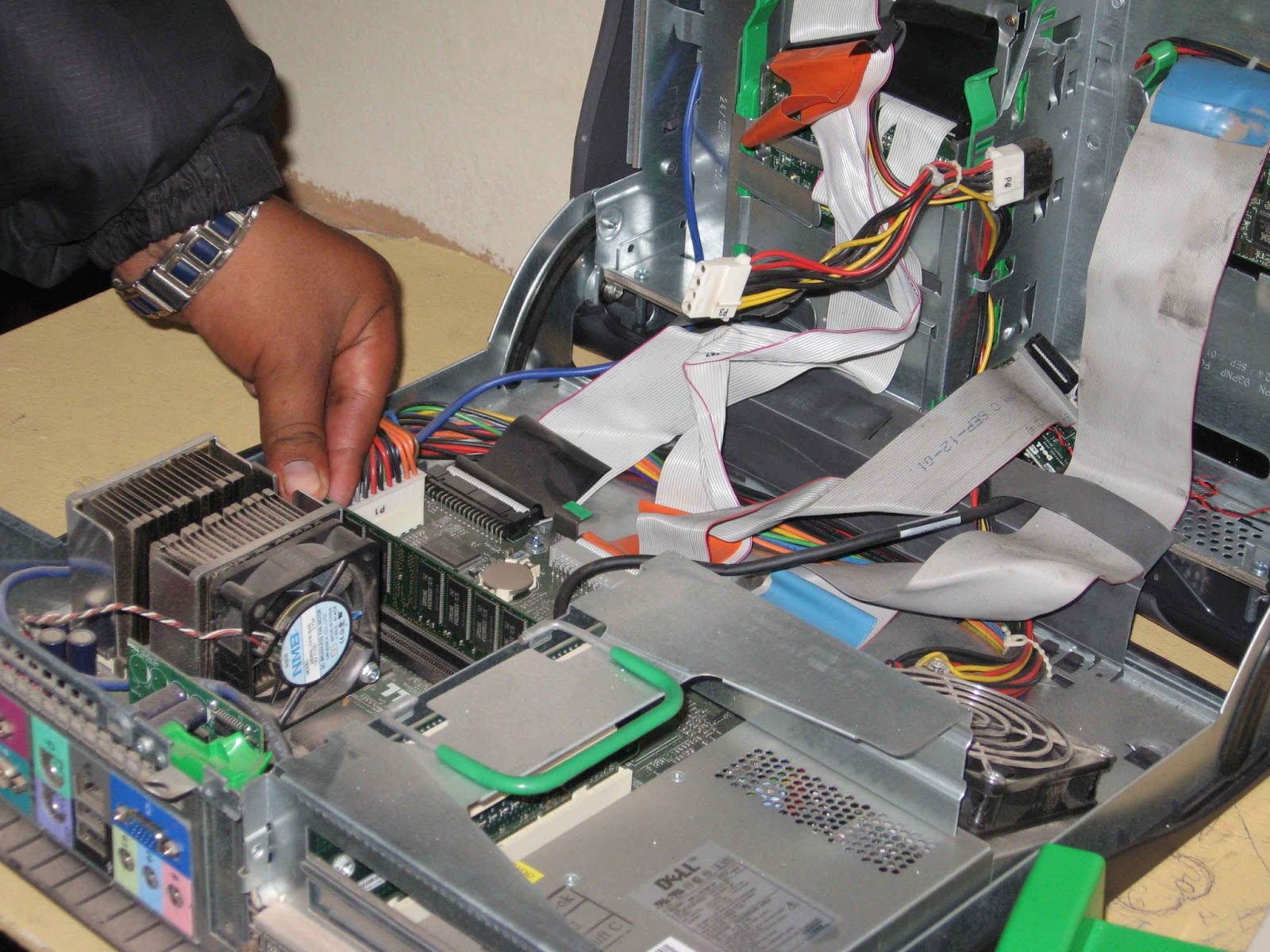 ENSAMBLADO DE UNA PC: EXPLICAR PASO A PASO COMO SE ENSAMBLA UNA PC