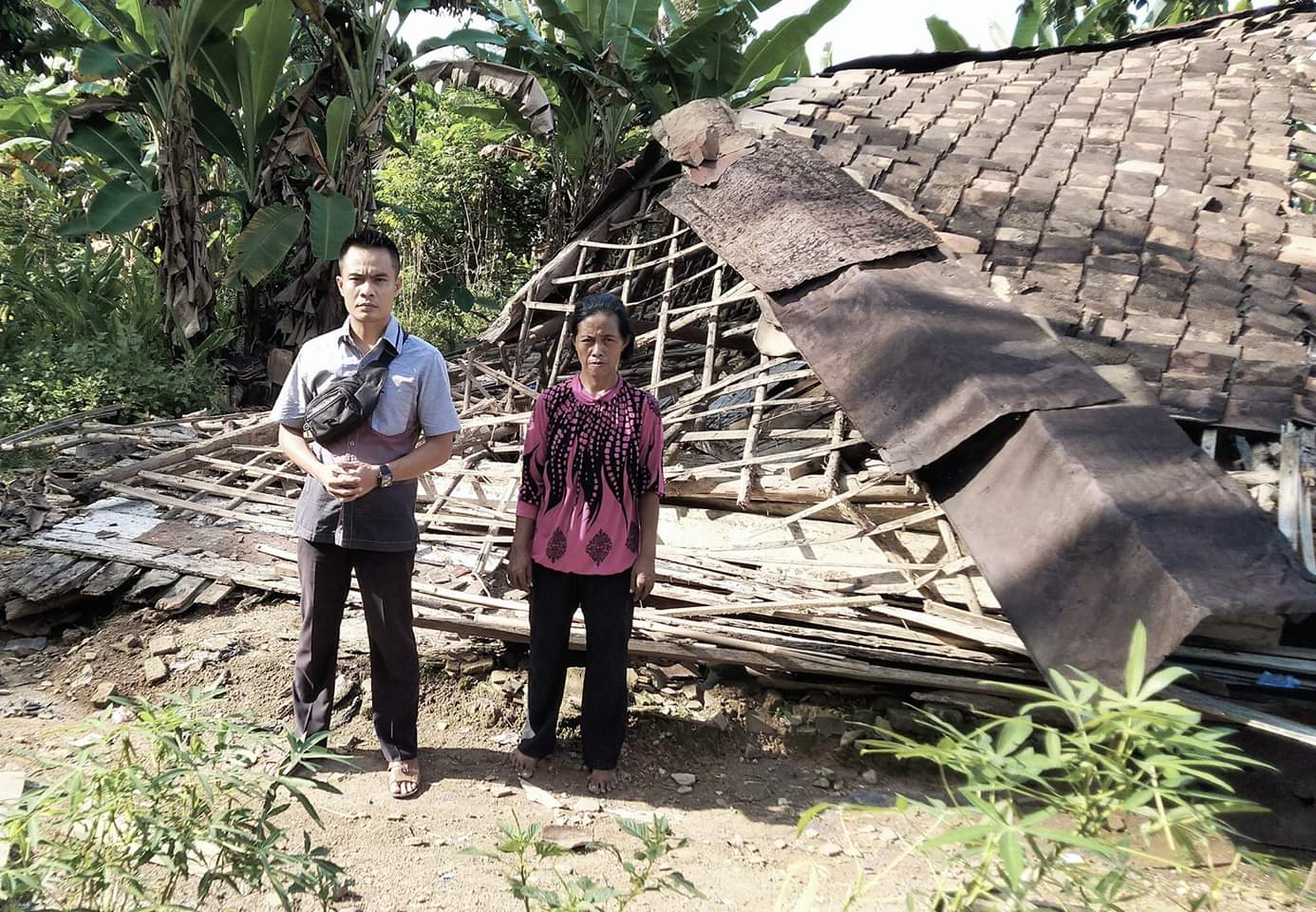 Bupati dan Camat Gunung Labuhan beri bantuan ke Ibu Halimah yang ...