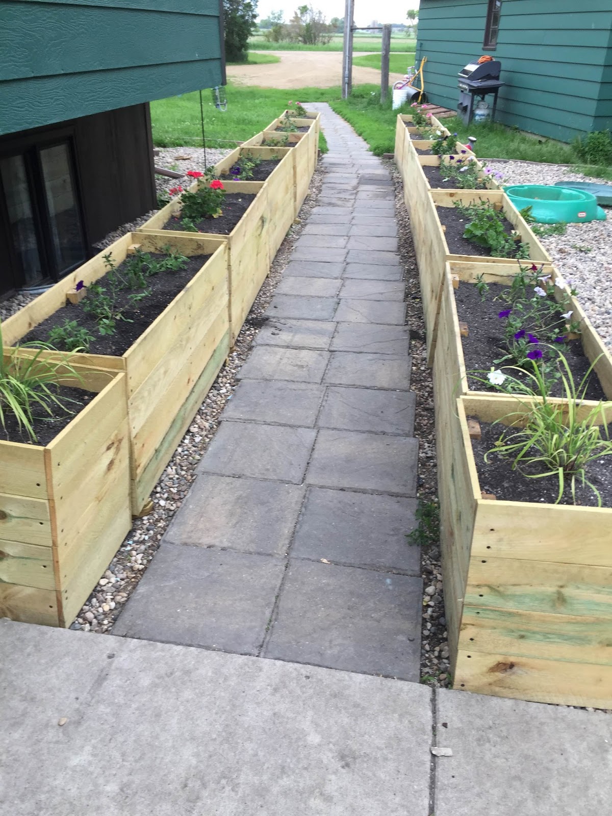 Show & Tell: Fence Picket Elevated Planters | The Dabbling Crafter