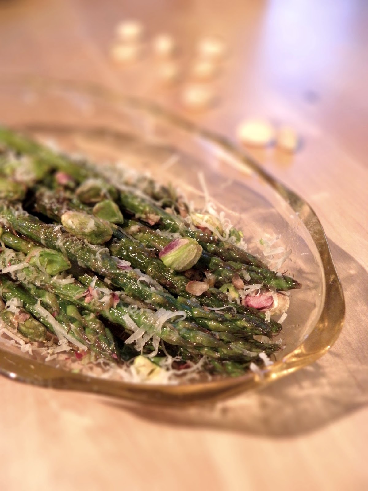 Farbror Grön: Smörstekt sparris med pistage och parmesan