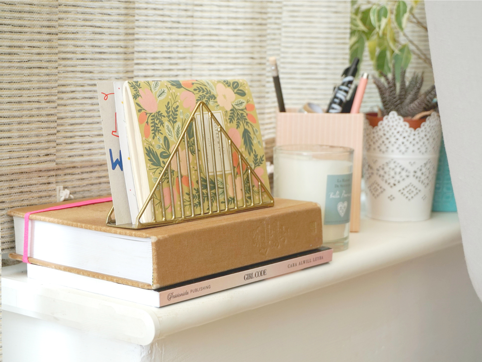 How I Manage a Small Desk Space | Hey, Mama