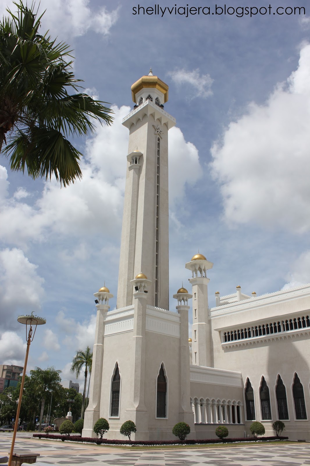 When in Brunei: Sultan Omar Ali Saifuddien Mosque - Shelly Viajera Travel