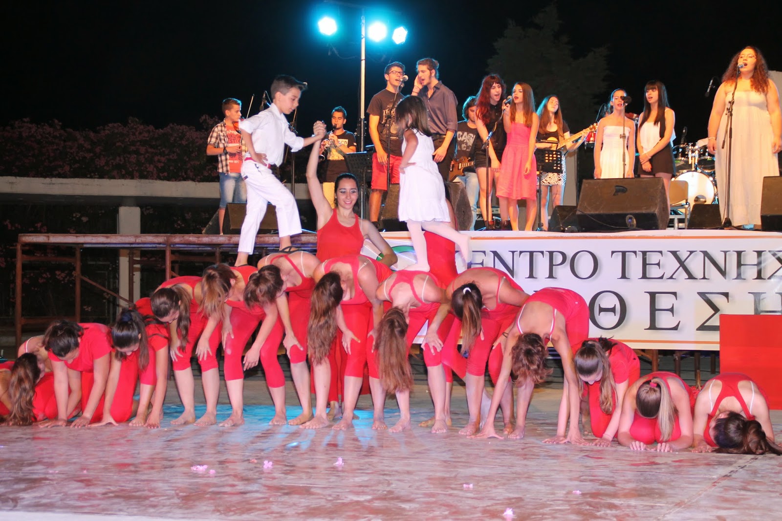 ΚΕΝΤΡΟ ΤΕΧΝΗΣ ΣΥΝΘΕΣΗ: ΞΕΧΥΛΙΣΕ ΑΠΟ "ΕΛΠΙΔΑ" ΚΑΙ "ΣΤΟΡΓΗ" ΤΟ ΑΜΦΙΘΕΑΤΡΟ ...