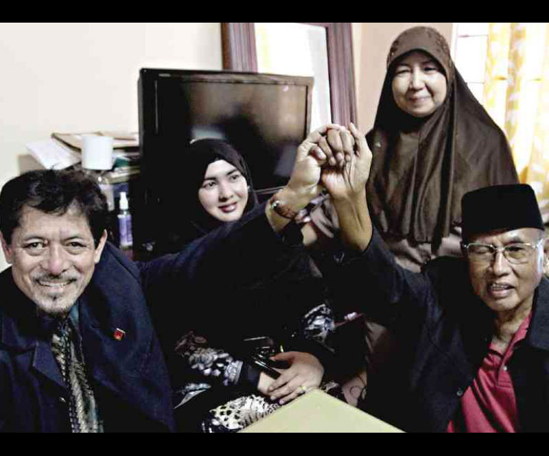 Life of Annie: Anwar sues Press to cover link with Misuari
