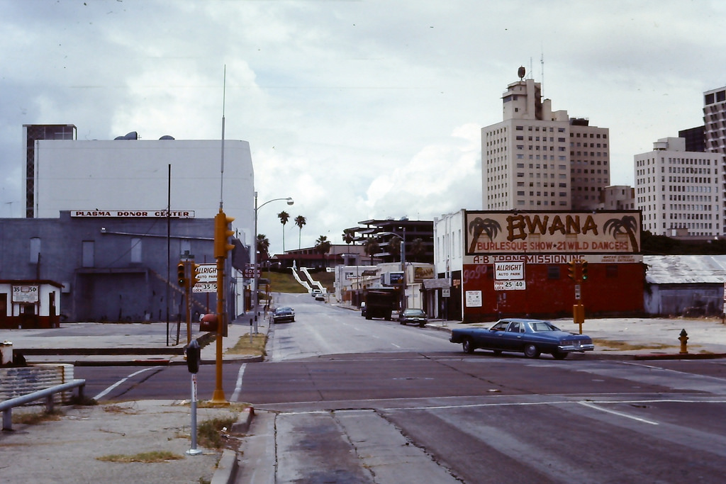 30 Wonderful Color Snapshots Show Street Scenes of Corpus Christi ...